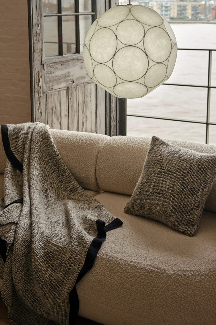 Thread cushion black & white